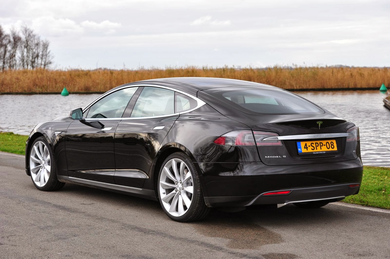 Velomobiel Quest en Wim Schermer: Tesla Model S en Quest met LED strips