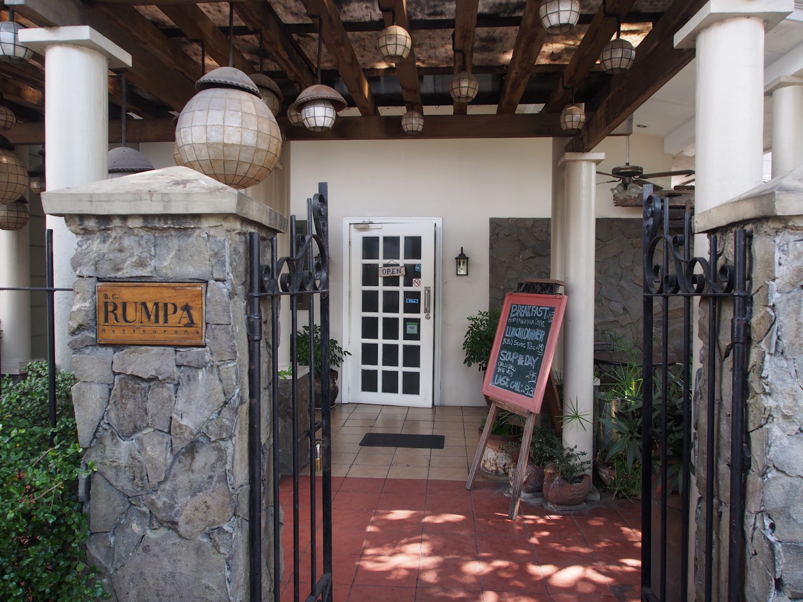 Splash of Yellow: Where to eat in Angeles City