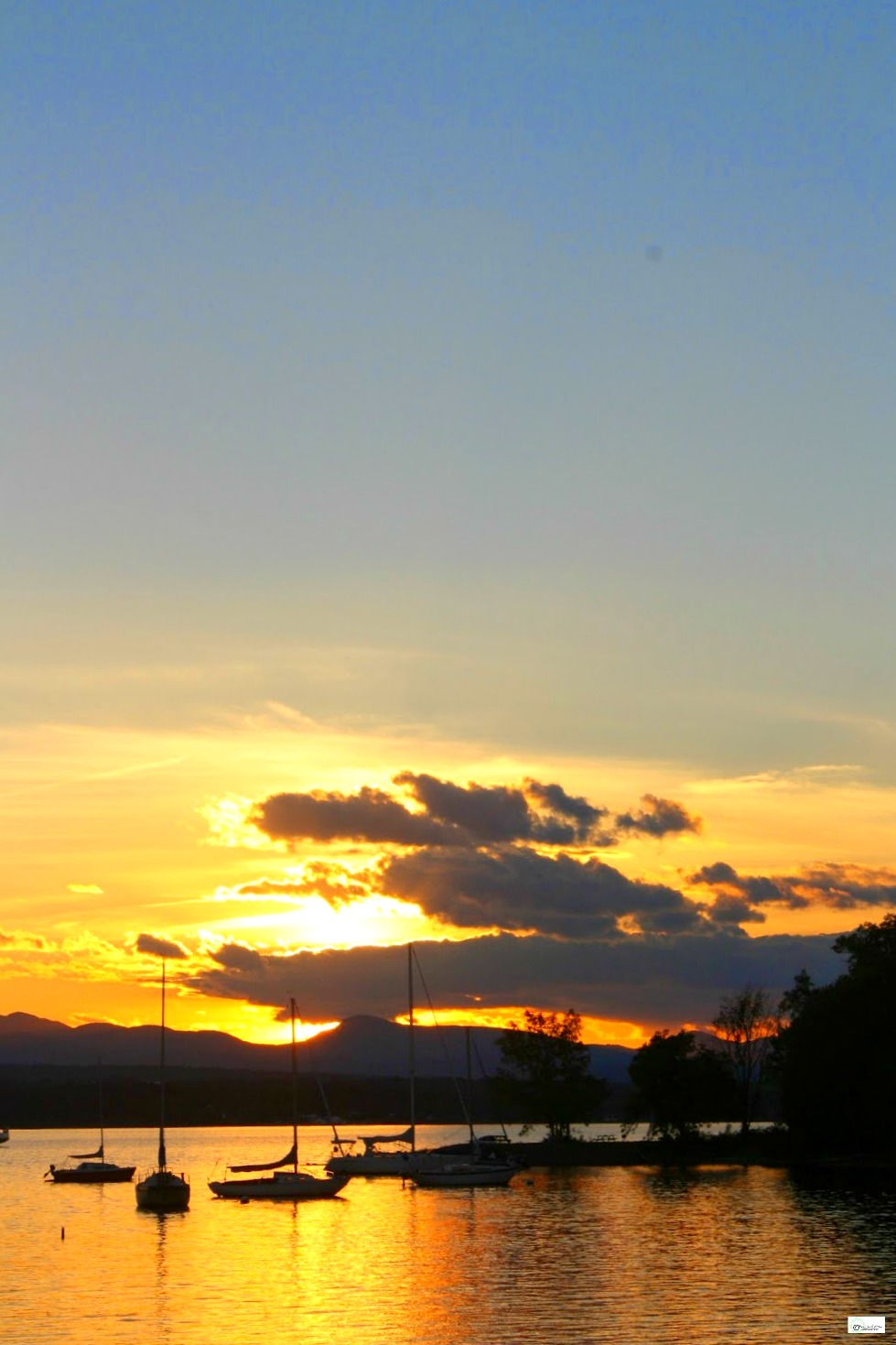 a beautiful sunset (Shelburne, Vermont) | Caravan Sonnet