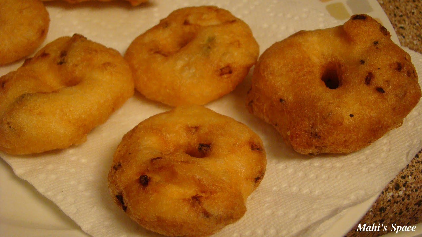 Ulunthu Vadai/Methu Vada ~ Mahi's Kitchen