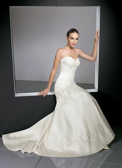 Plain Elegant White Wedding Dress Designs | Wedding dresses, simple ...