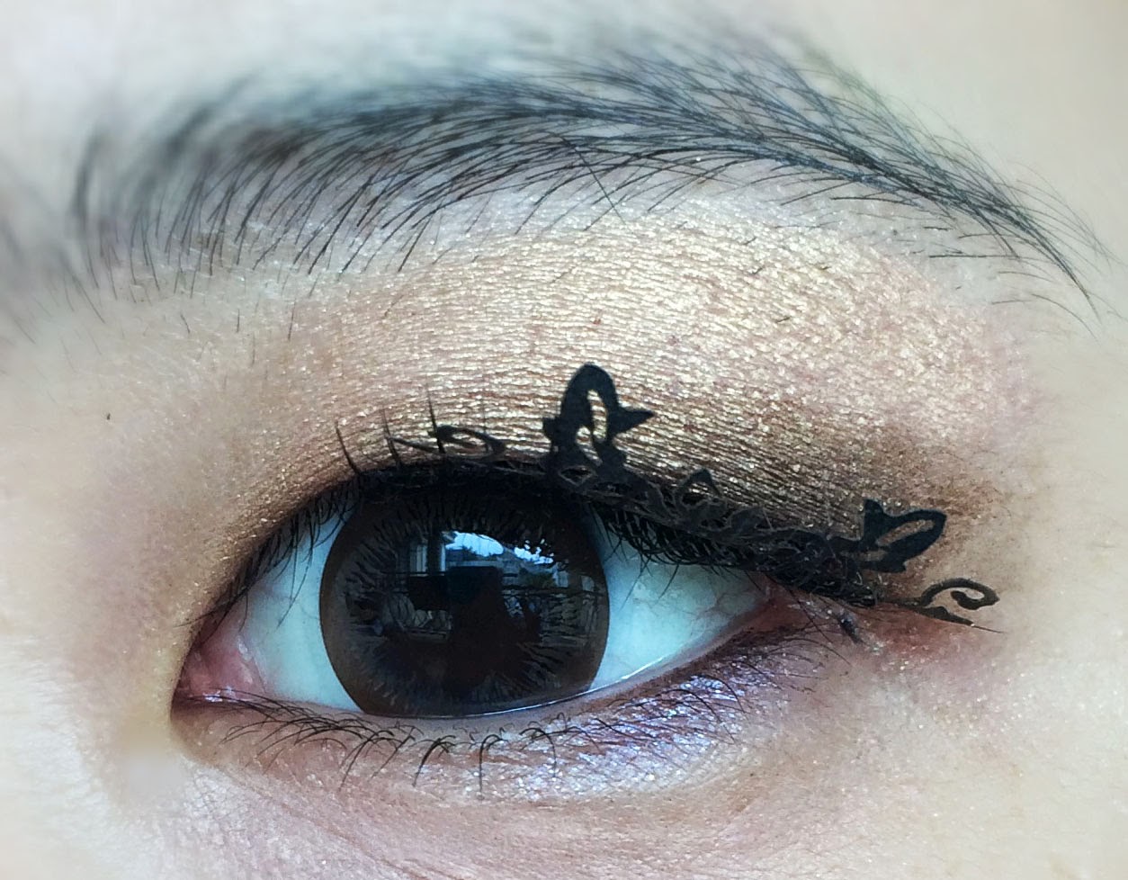 WorkingWithMonolids: Beauty Trick: Making Your Paper Eyelashes Last