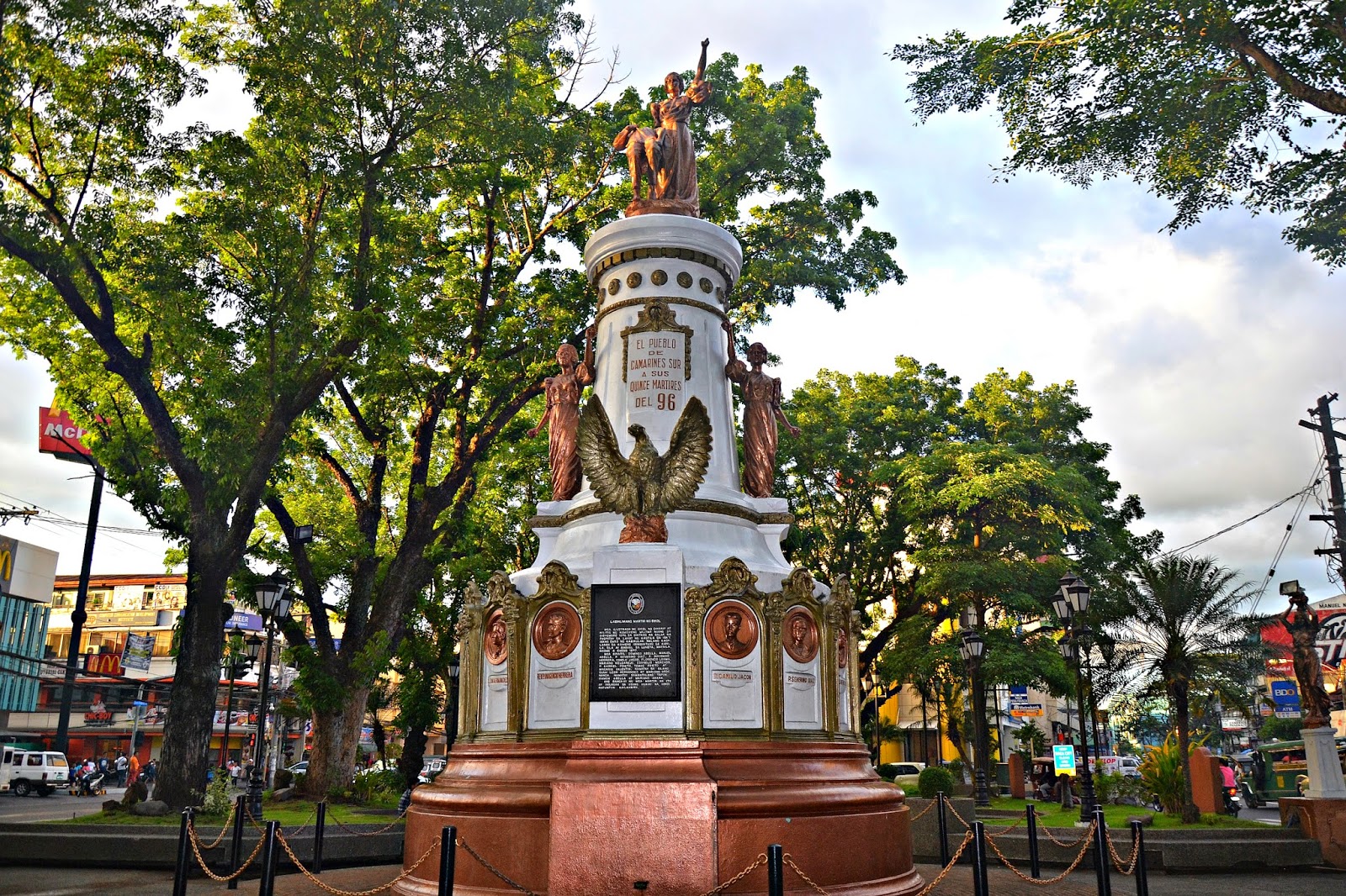 Camarines Sur: Plaza Quince Martires