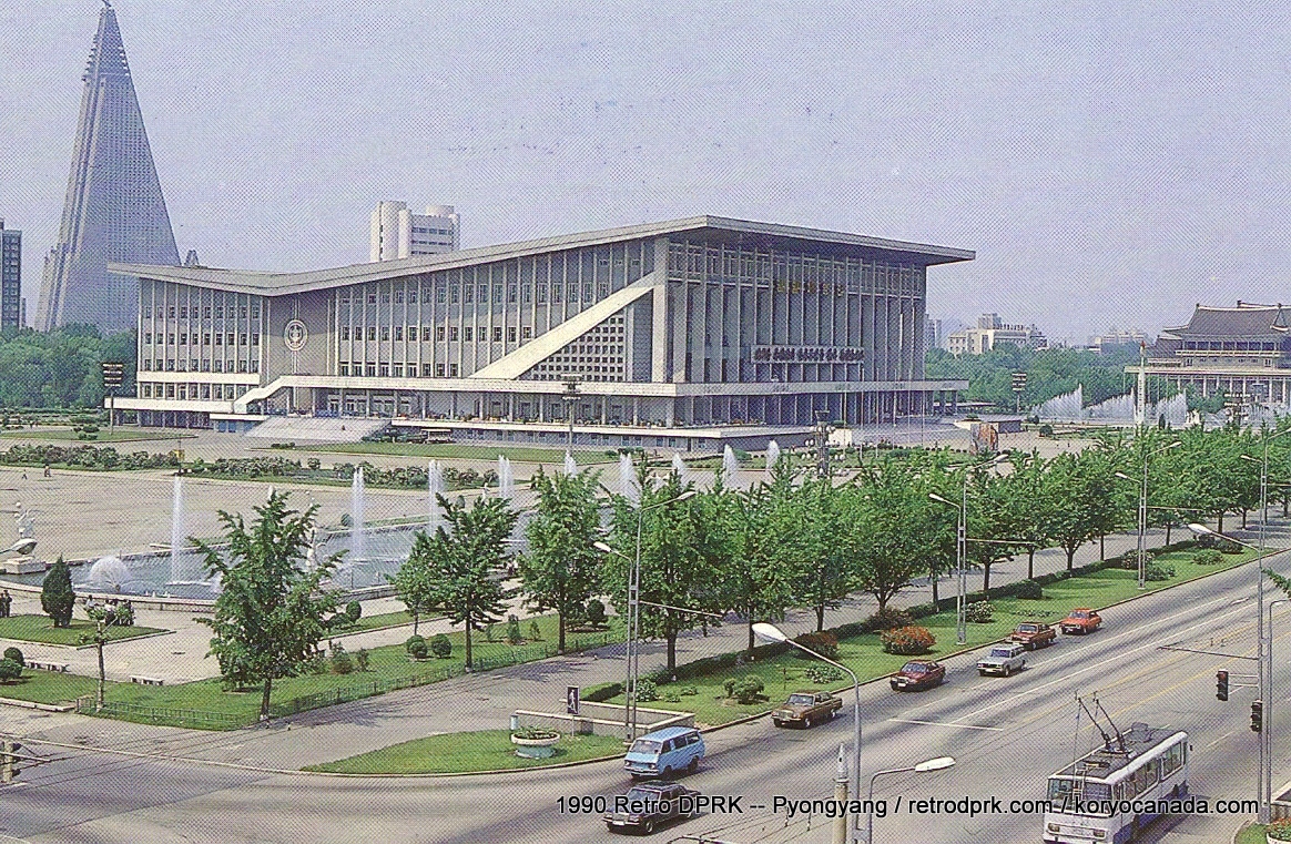 1990 Postcard Set -- Pyongyang
