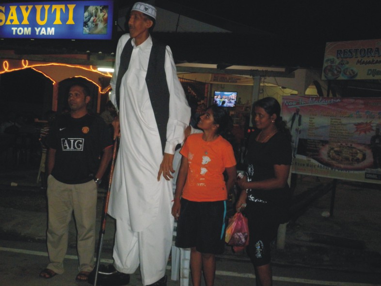 Sungai Siput Boy: Pakistan tallest man Haq Nawaz Noor Muhammad in ...