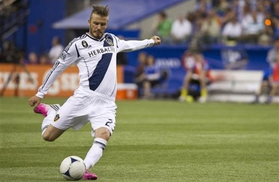 David Beckham scores free-kick like David Beckham | inside World Soccer