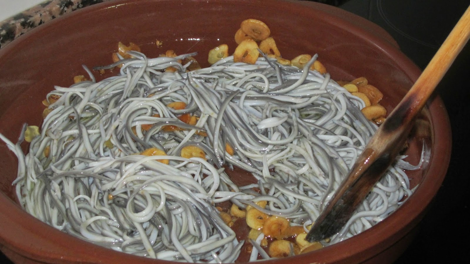 El rincón de Mundín: ANGULAS AL AJILLO O PIL-PIL