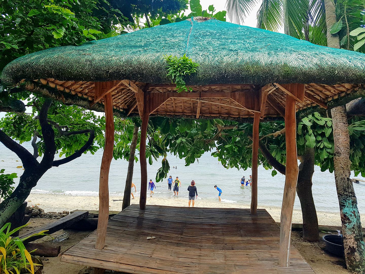 PIPISIK BEACH LAIYA: Meals and Cabanas