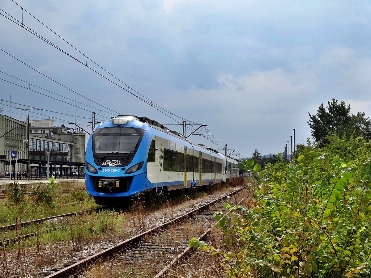 Kolejowe scenki rodzajowe z EN96-004 i EN63A-025 w tle | Kolejowe Kielce