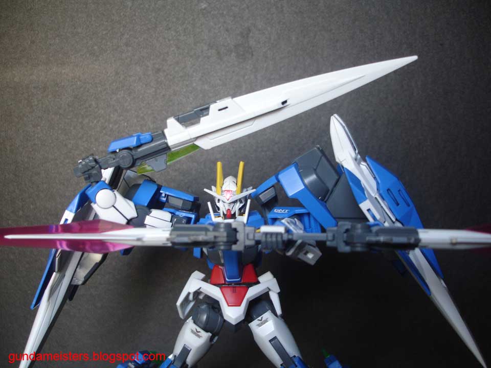 Gundam Meisters: HG 1/144 - Gundam 00 Raiser + 7 Sword G