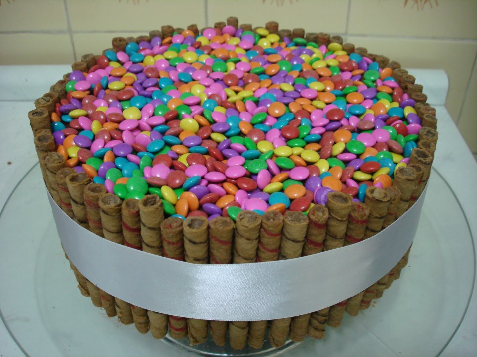 Fernanda Soriano Bolos e doces: Bolo colorido