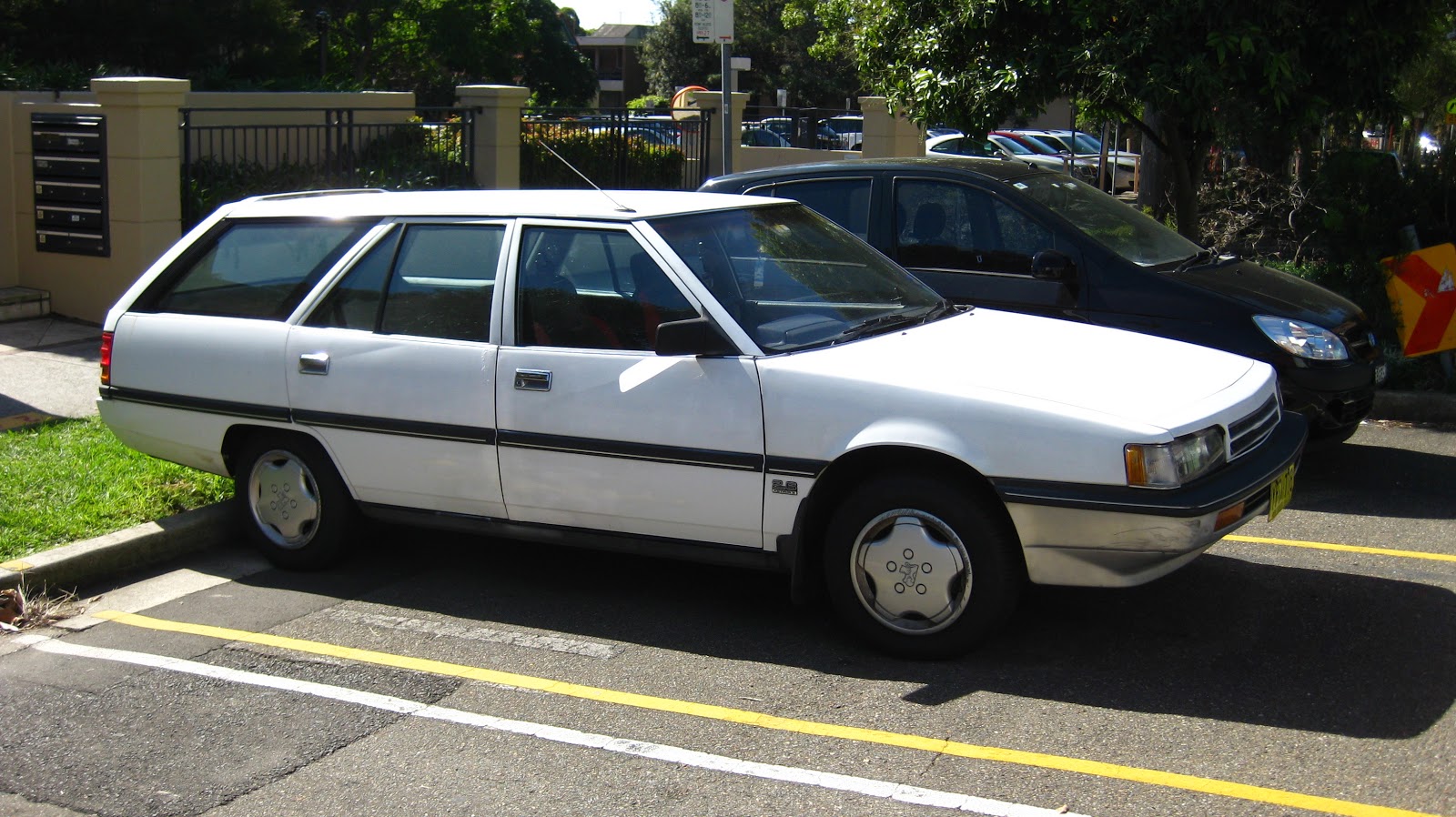 Aussie Old Parked Cars: 1991 Mitsubishi TP Magna GLX 2.6 Wagon