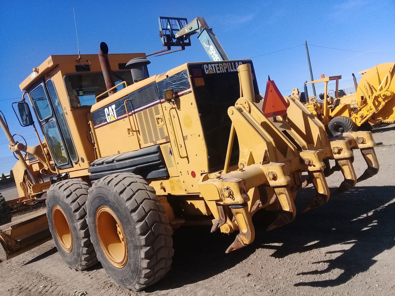 MAQUINARIA AGRICOLA INDUSTRIAL: Niveladora CAT 140H con Ripper