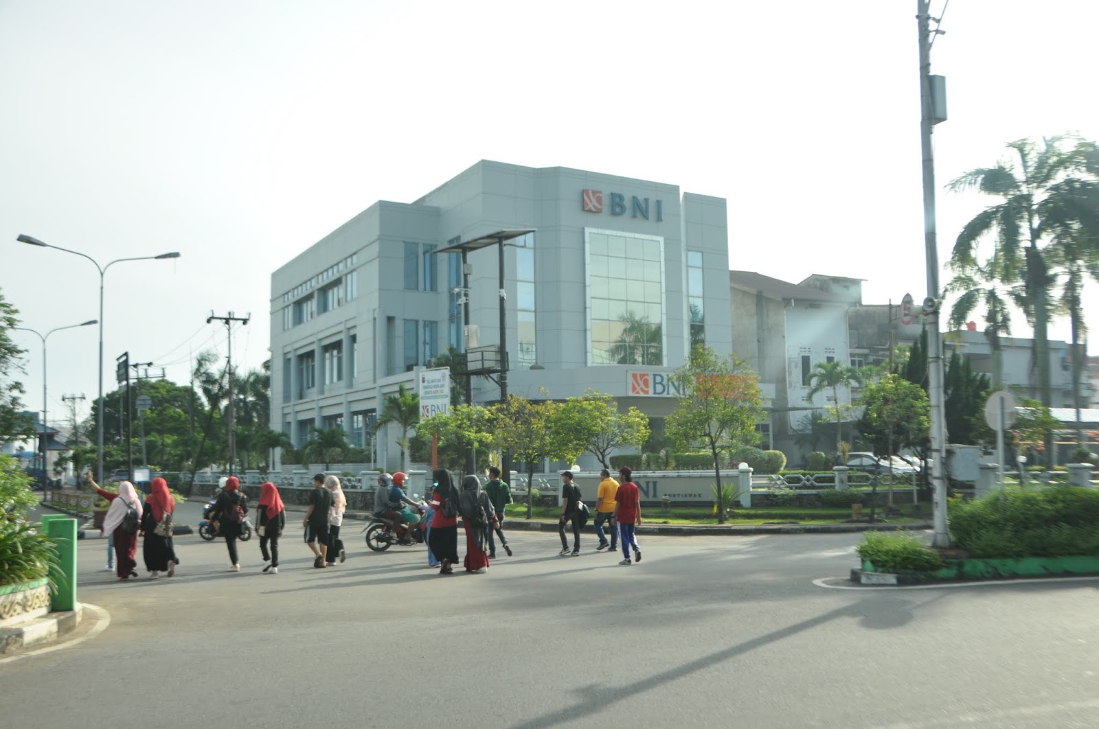 Berjalan Kaki di Pagi Hari Menyusuri Tepian Sungai Kapuas Bersama ...