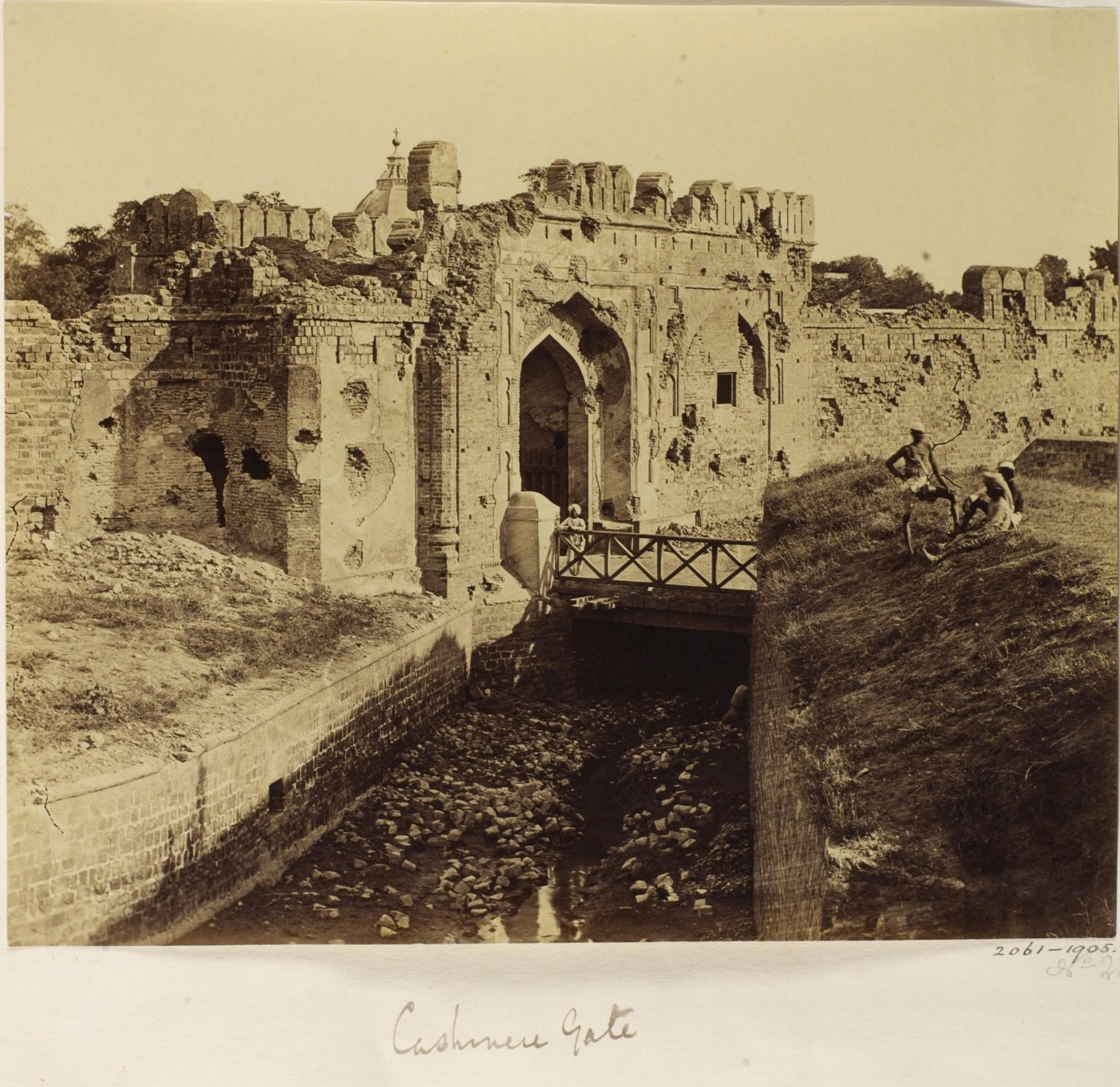 Kashmiri gate - Delhi, 1858 - Old Indian Photos
