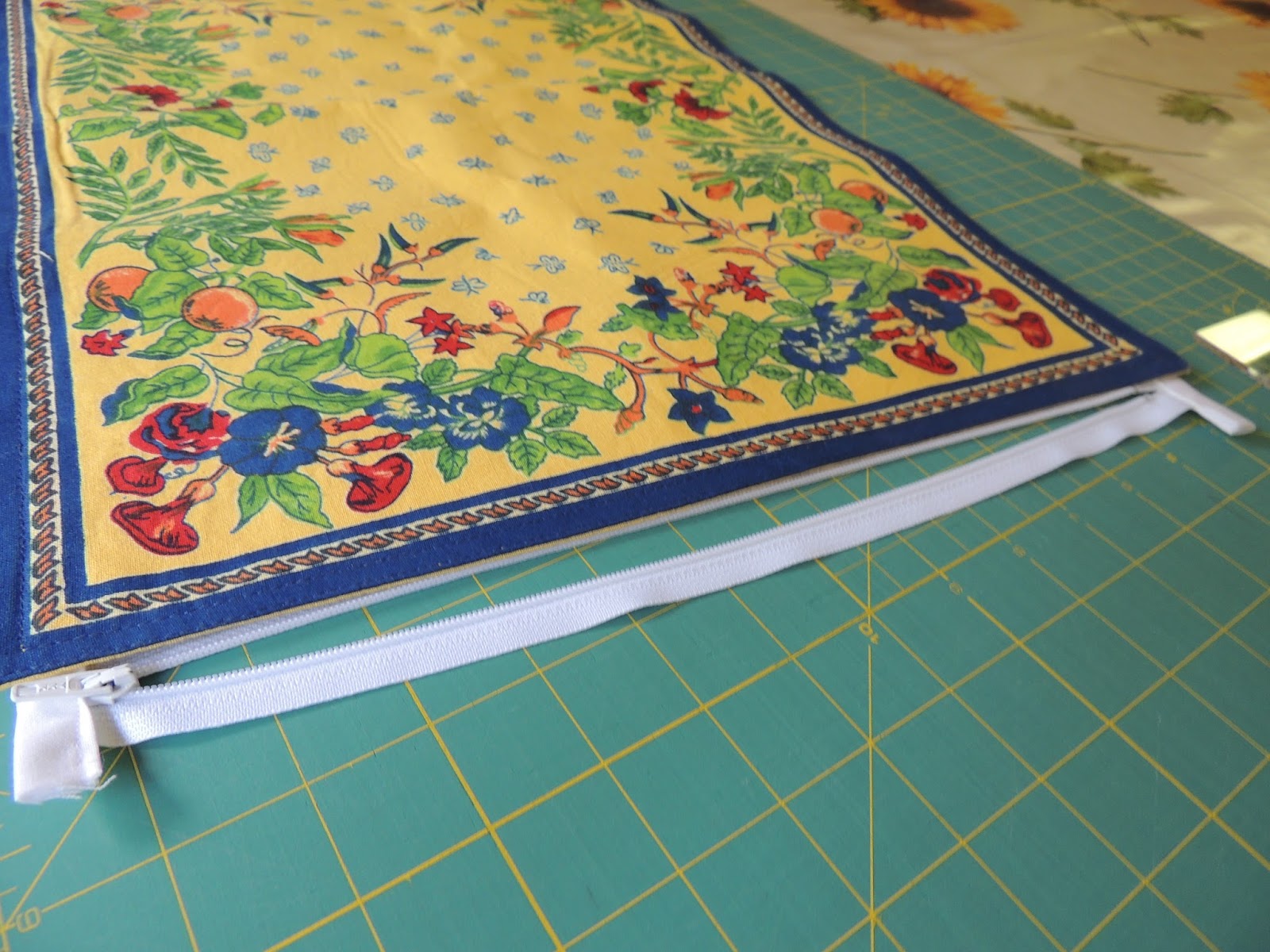 sing. read. sew. travel. teach.: Placemat to Zipper Pouch