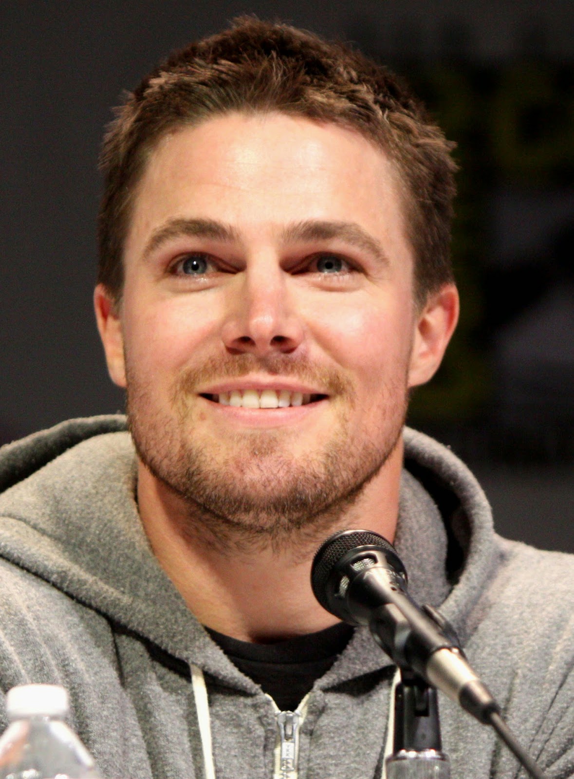 Stephen Amell diz que a 3ª Temporada de "Arrow" está acontecendo ...