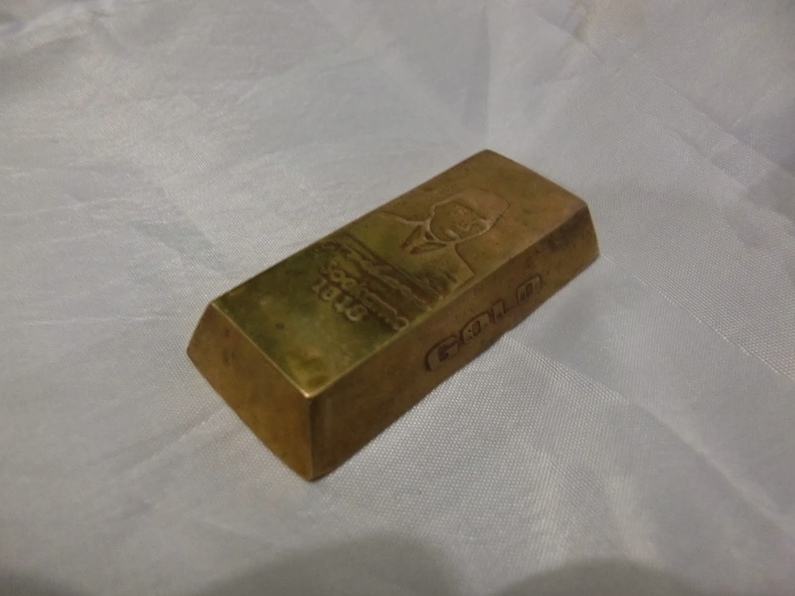 CILEGON ANTIK: Penindih Kertas Bahan Kuningan Bentuk Batangan Emas Soekarno