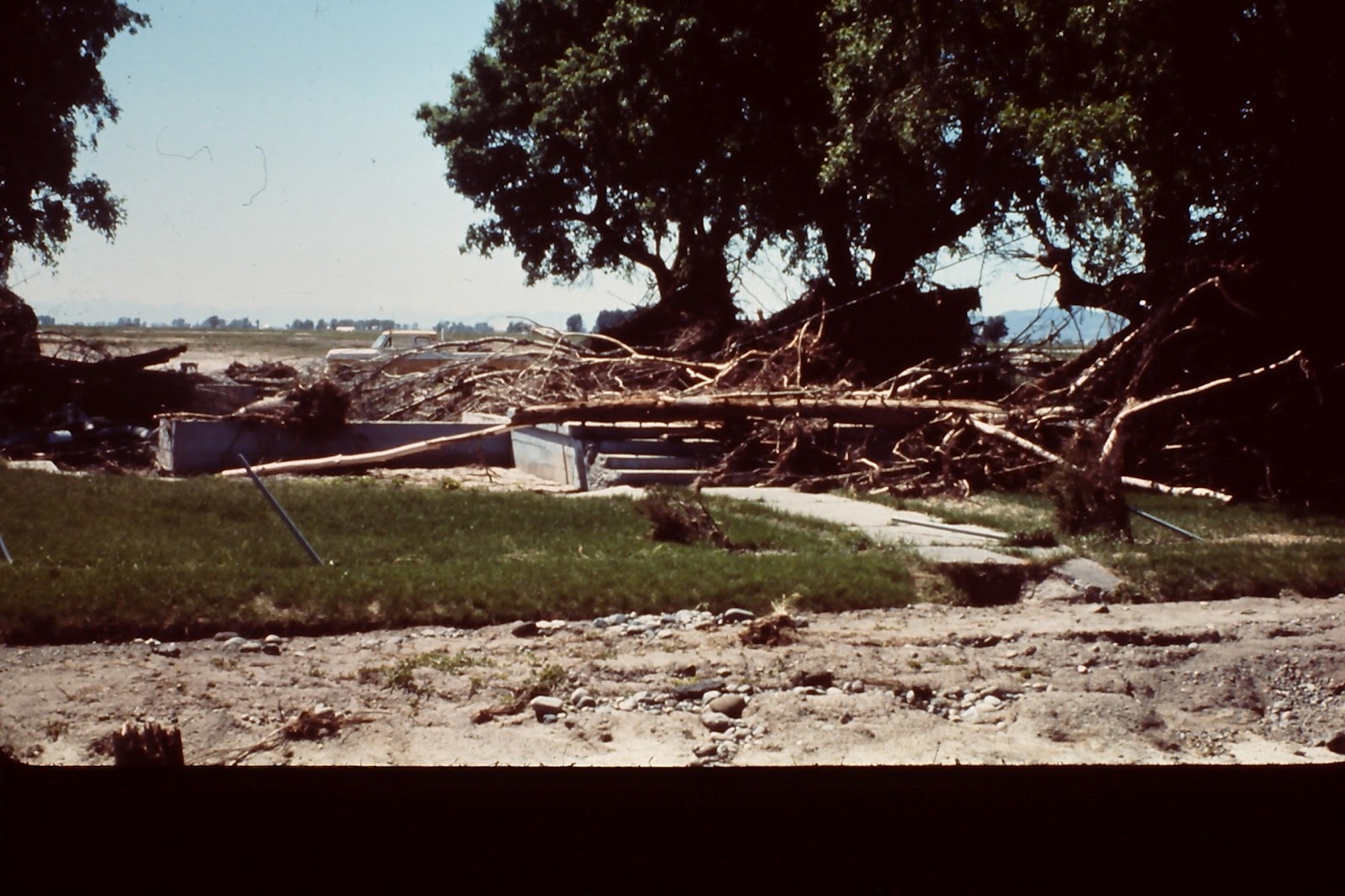 Teton Dam Breaking: Teton Dam Breaking on June 5, 1976