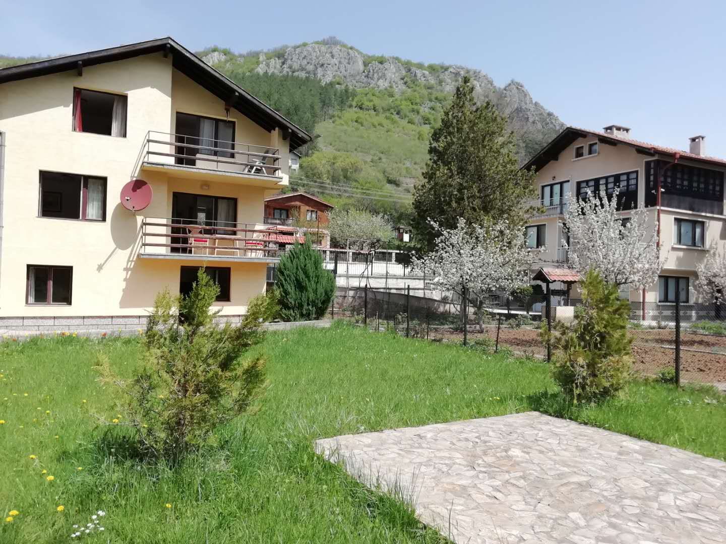 A Weekend in Kalotina, Part 2