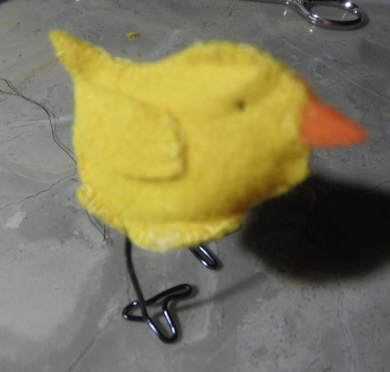 Star Taller Creativo: Fieltro: 2 pollitos y unos pasadores.