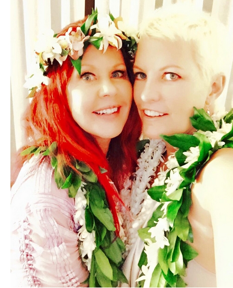 Lesbian Fantasies Notes: Vocalista do B'52's se casa com uma mulher