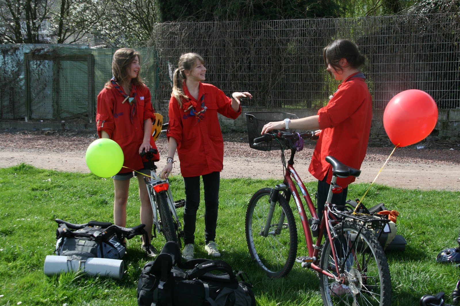 Scouts et Guides de France Lambersart: LE DEPART DES BLEUS ET DES ROUGES