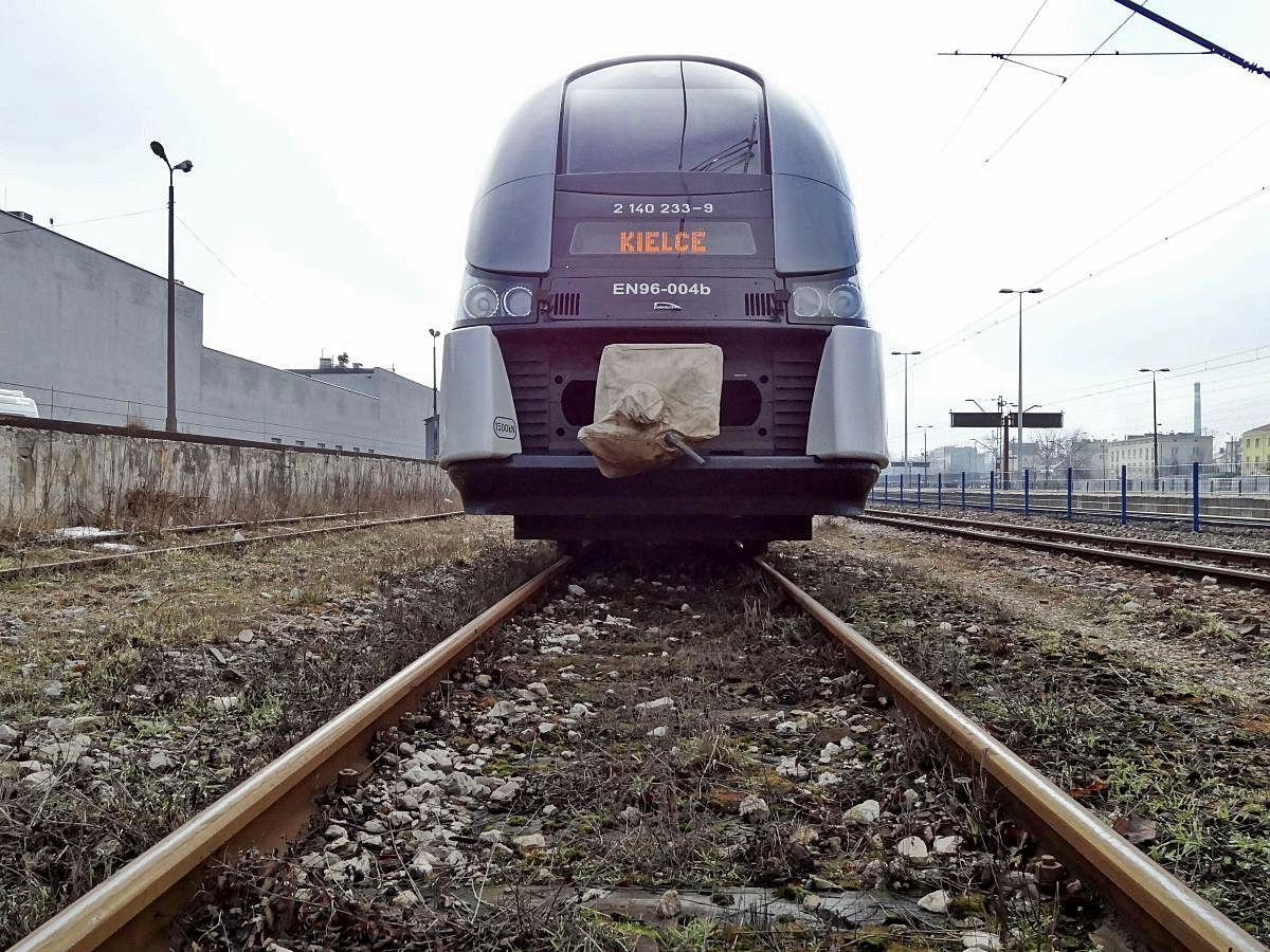 Zimowy elf EN96-004 na stacji Kielce | Kolejowe Kielce