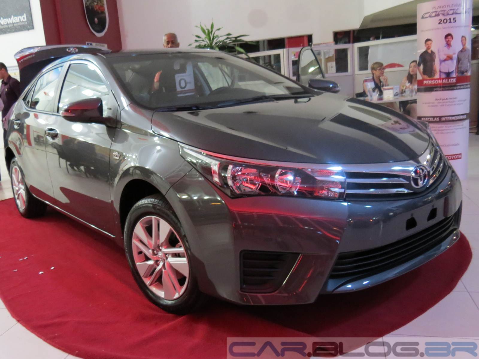 Toyota Corolla GLi volta a usar rodas de aço com calotas