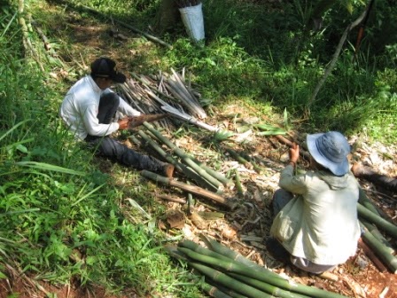 RUMAH KAIL: Pembuatan dan pemasangan rucuk bambu