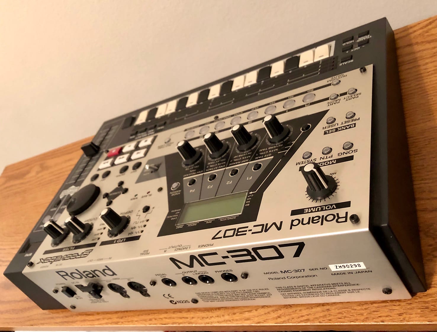 MATRIXSYNTH: Roland MC-307 Groovebox, Synth, MIDI looper/Multitimbral Seq