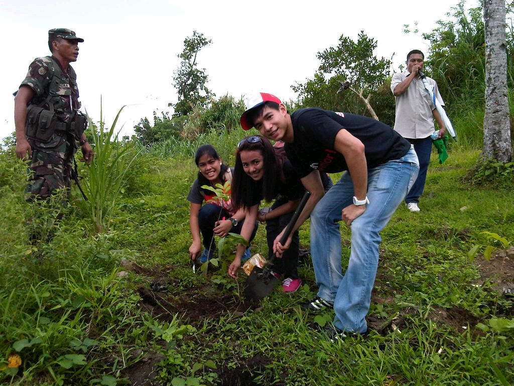 AMDG - Chris Tiu's blog: ECOwarriors Tree Planting in Rizal, Laguna