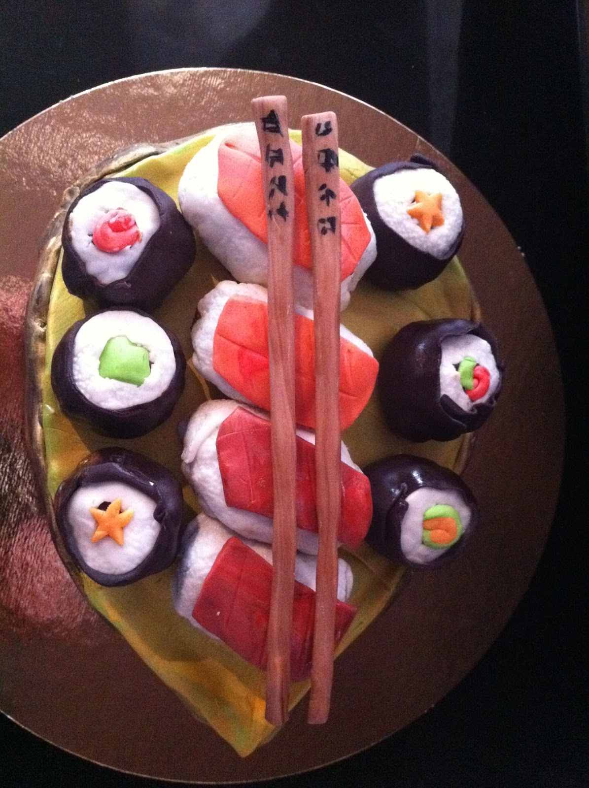 BLAU CAKES: PASTEL FONDANT SUSHI