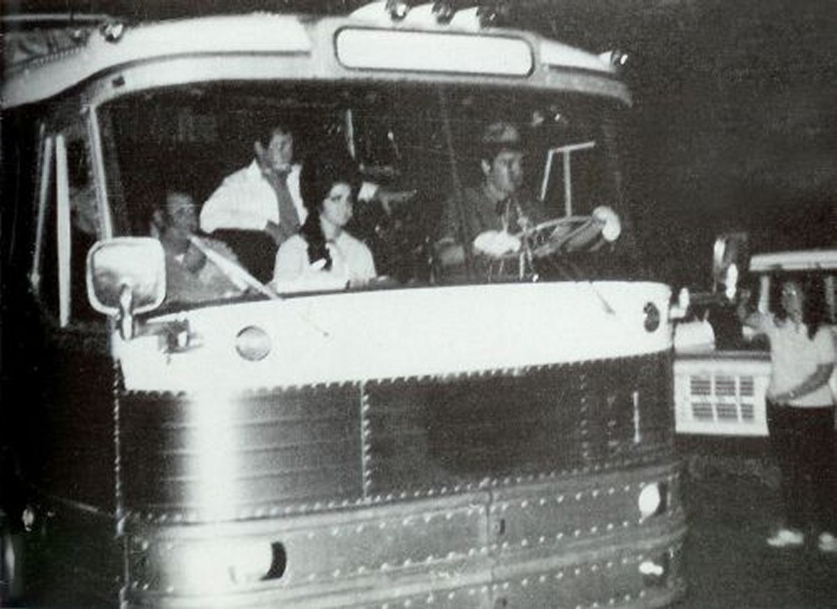 Elvis Presley y su querido bus Flxible VL-100 "VistaLiner"