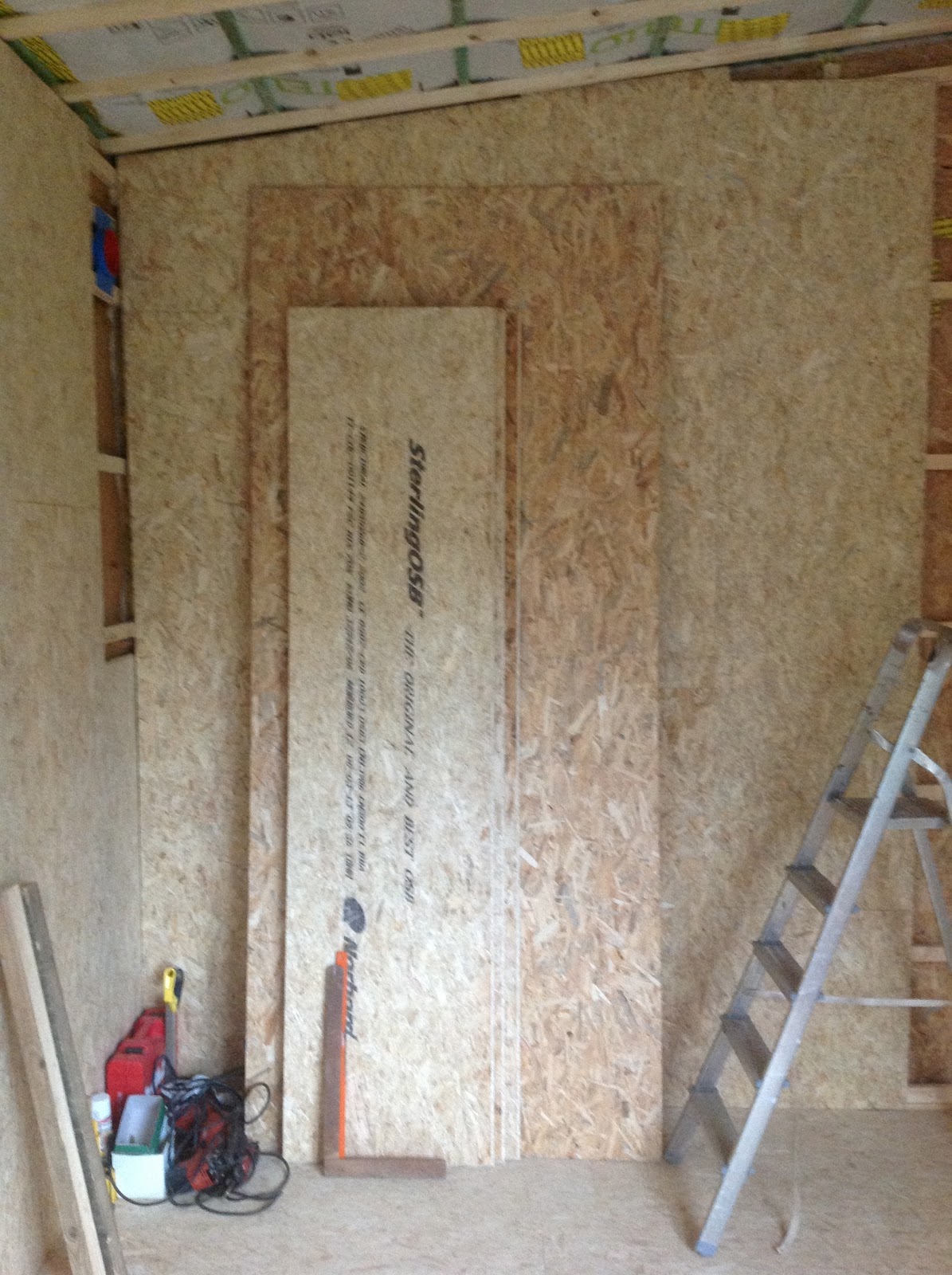 Entre les Bois: Pose de l'OSB sur les murs