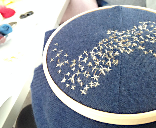 kontrast i stil og stof: Frit broderi - på beklædning