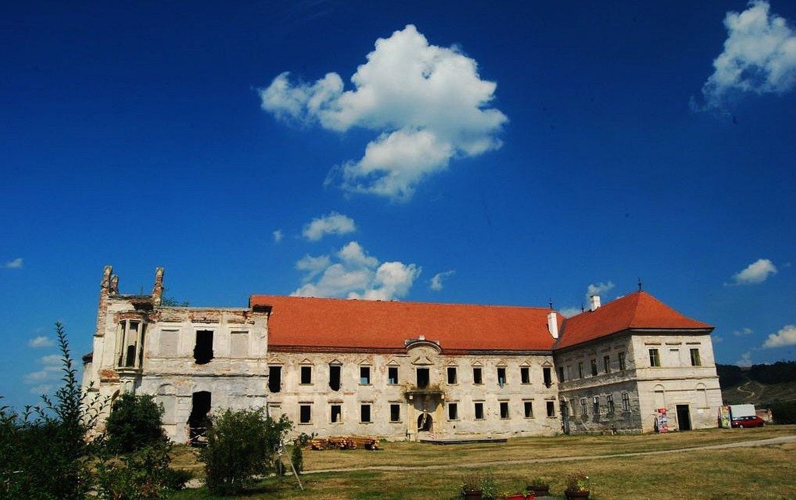 undeva la mijloc: Castelul Bánffy de la Bonțida