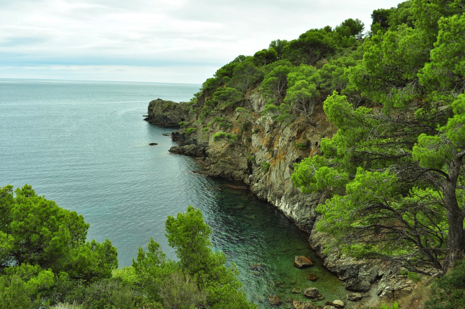 Nos Vamos a Campear: Rutas por las Calas de Montjoi