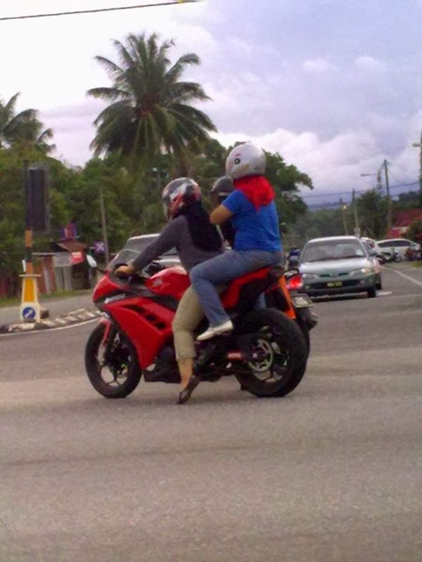 Wanita Seksi Naik Motor Gede | CEWEK SEKSI SEKALI