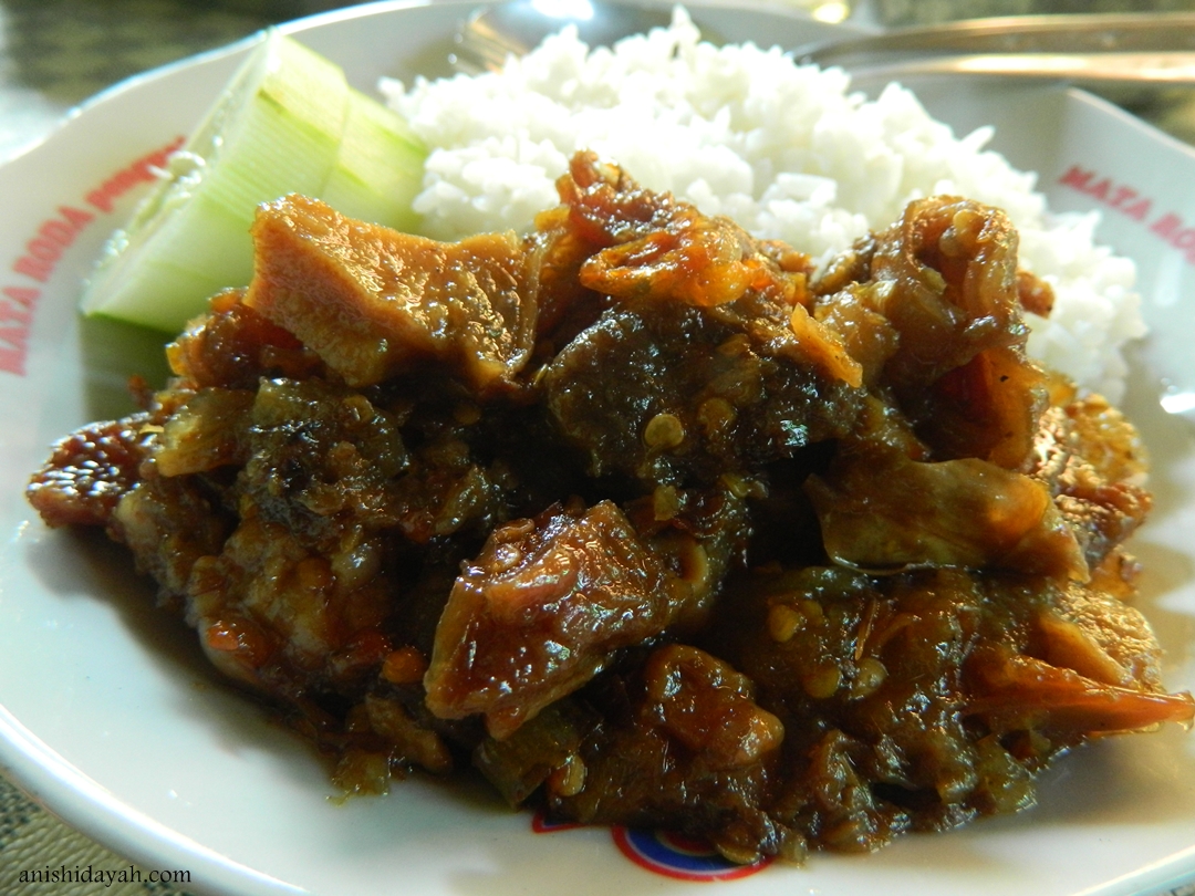 SangPetualang: Pagi - Pagi Menikmati Oseng - Oseng Mercon Bu Narmi