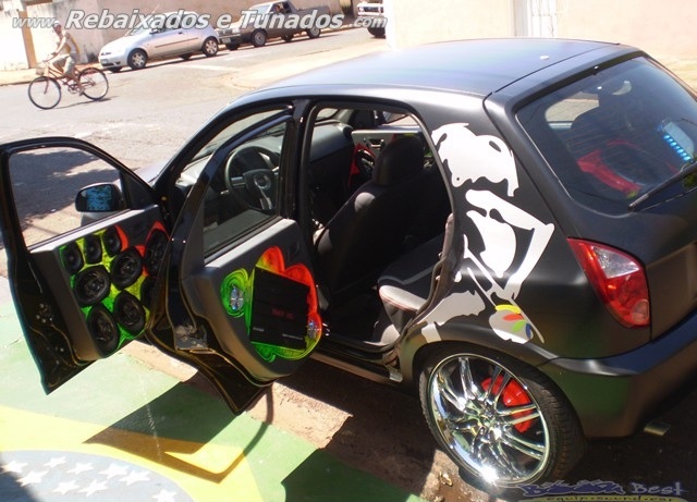 Celta tunado e com som automotivo de muita potência - Rebaixados e Tunados