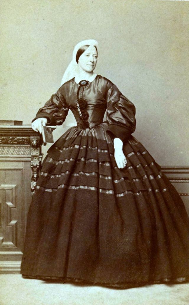 Victorian Widows: Graceful Photos of Young Women in Mourning Dresses ...