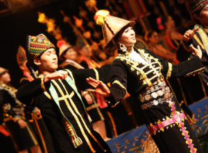 "TARIAN SATU MALAYSIA": TARIAN SUMAZAU