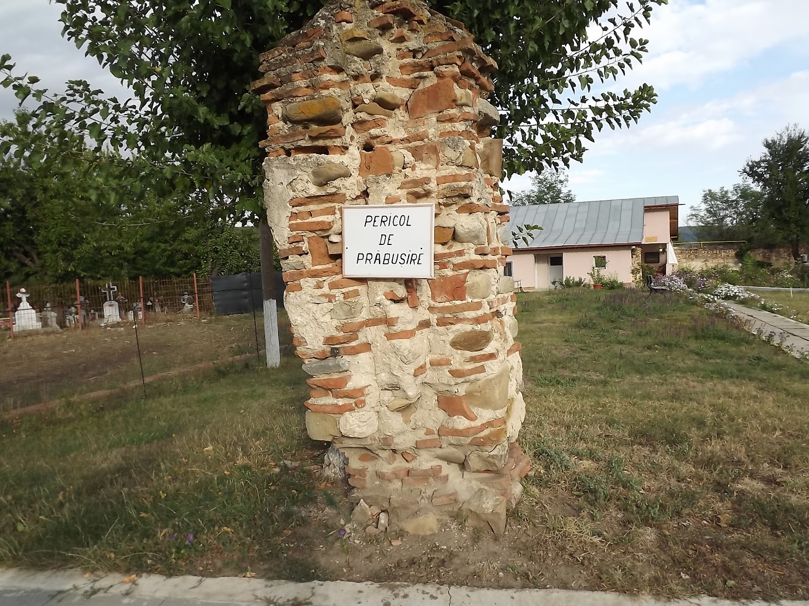 Turism Romania: Cetatea-Manastirea Berca