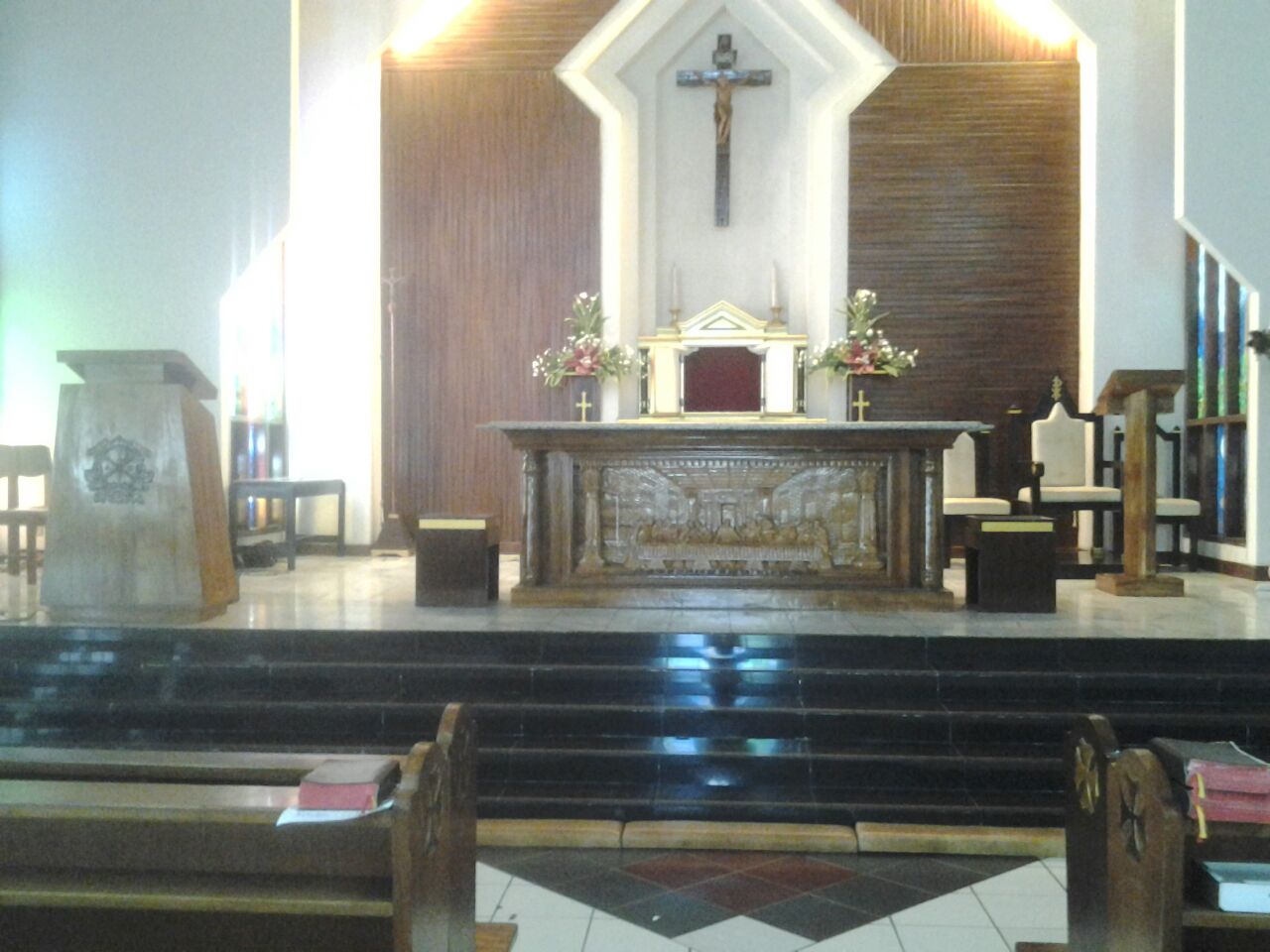 Pahatan Patung "Larissa": Mimbar Sabda dan Mimbar Imam Kayu Jati