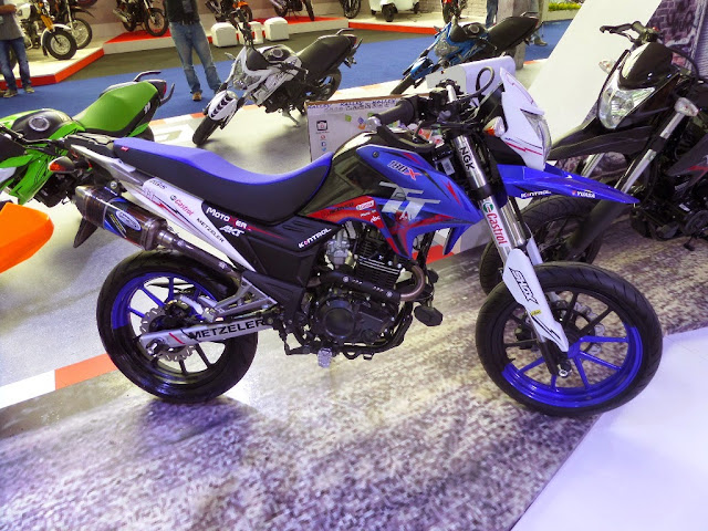 VIAJANDO EN MOTO: TT R 150 marca AKT