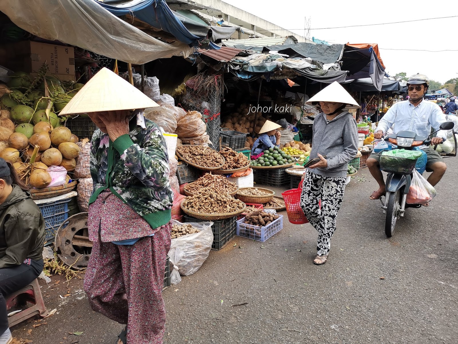 Things to See & Eat at Historic Cho Dong Ba Market in Hue |Tony Johor ...