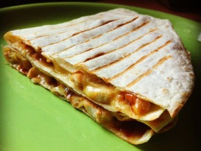 MAM OCHOTĘ NA ....: Qurrito czyli tortilla z serem, kurczakiem i sosem ...