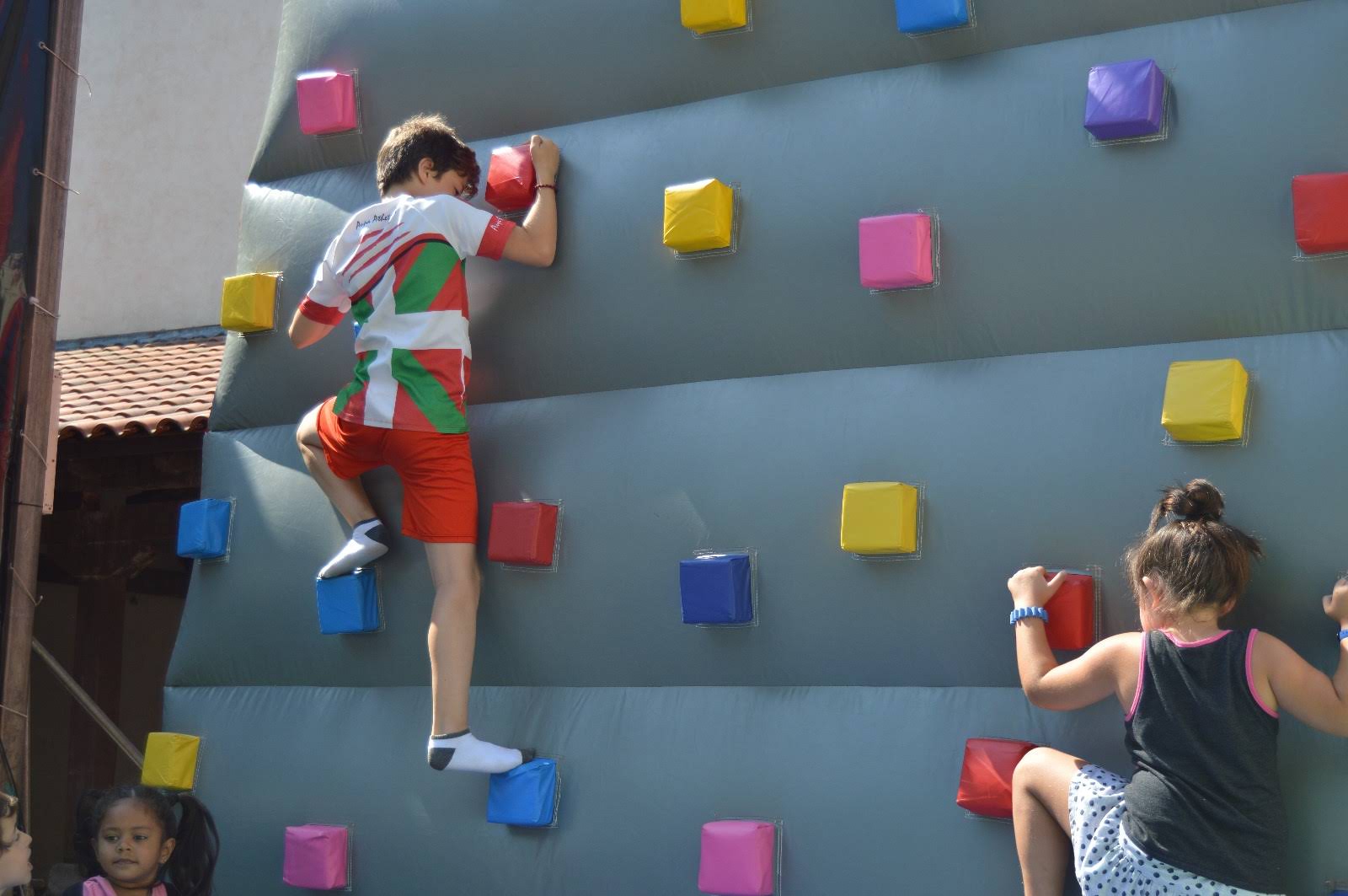 Los niños disfrutan de las fiestas de El Regato con hinchables y camas ...