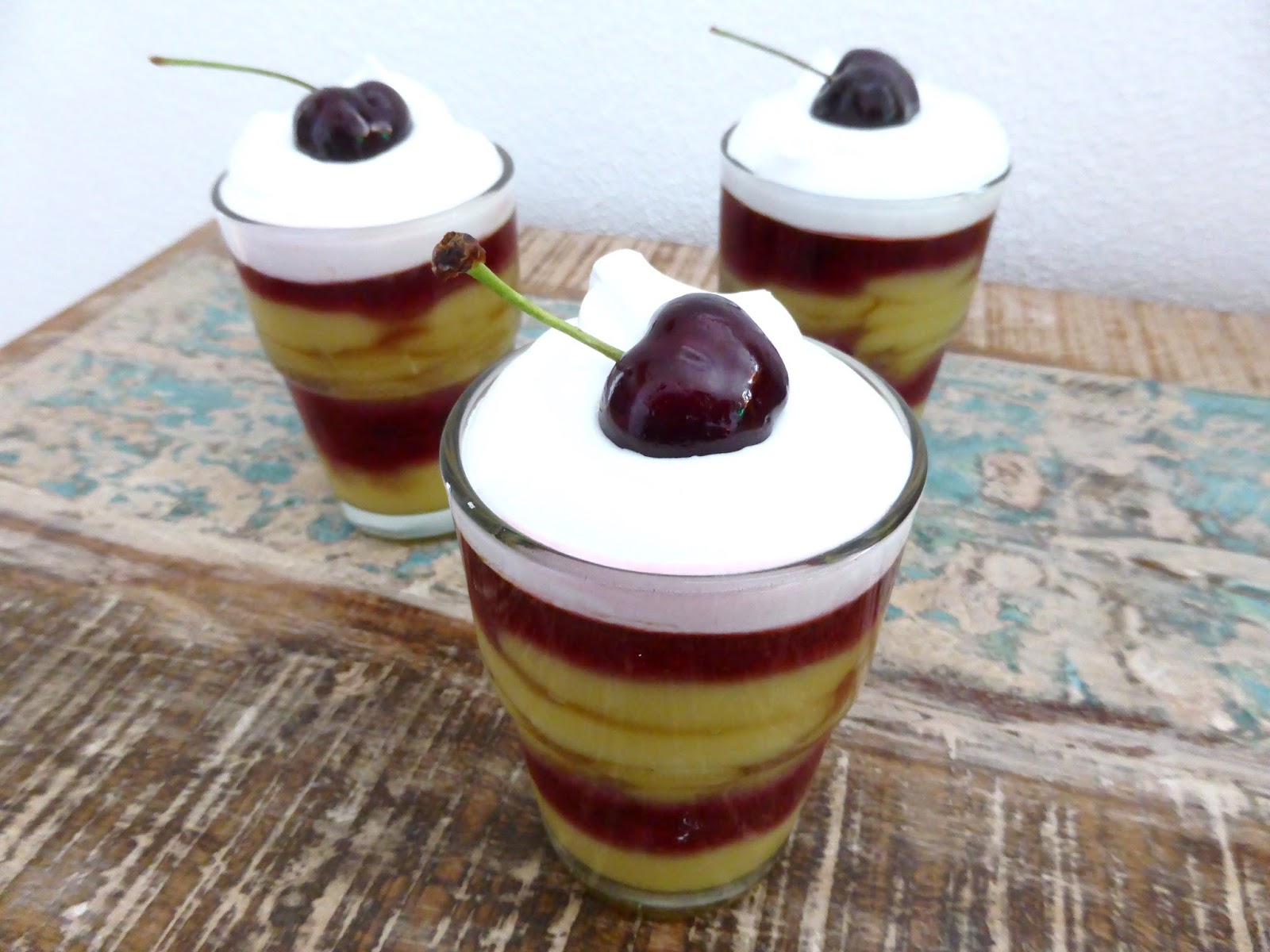 VEGAN - GO FOR IT: VANILLE-KIRSCH-DESSERT MIT SAHNEHAUBE